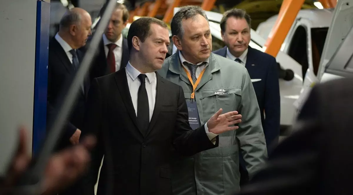 Dmitry Medvedev alitembelea Avtovaz na akavingirisha kwenye Lada Xray. 23137_9