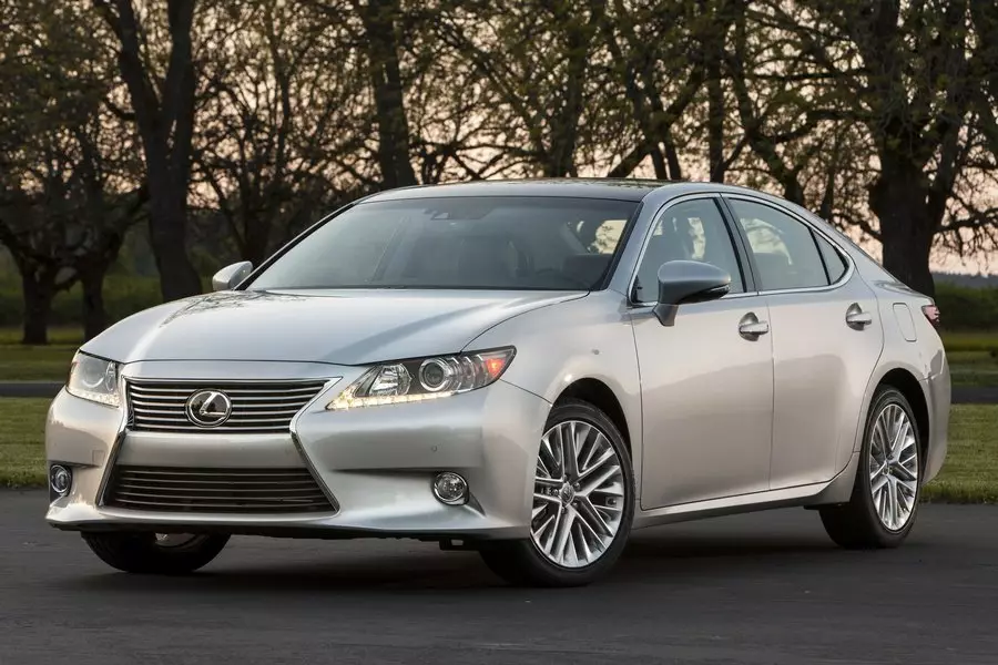 LEXUS ES.