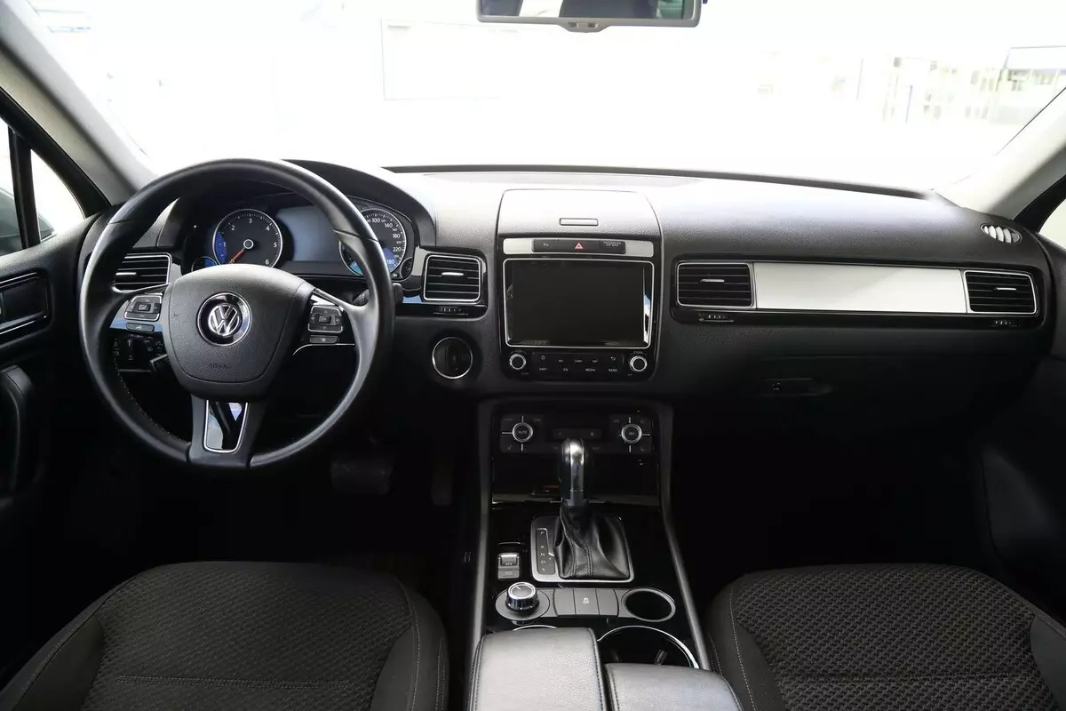 Volkswagen Touareg II (7P) مع الأميال: هيئة، صالون، كهربائي 23271_9