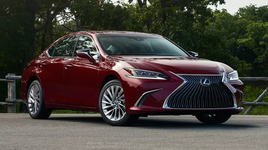 Lexus ES for the first time in his 30-year history received four-wheel drive