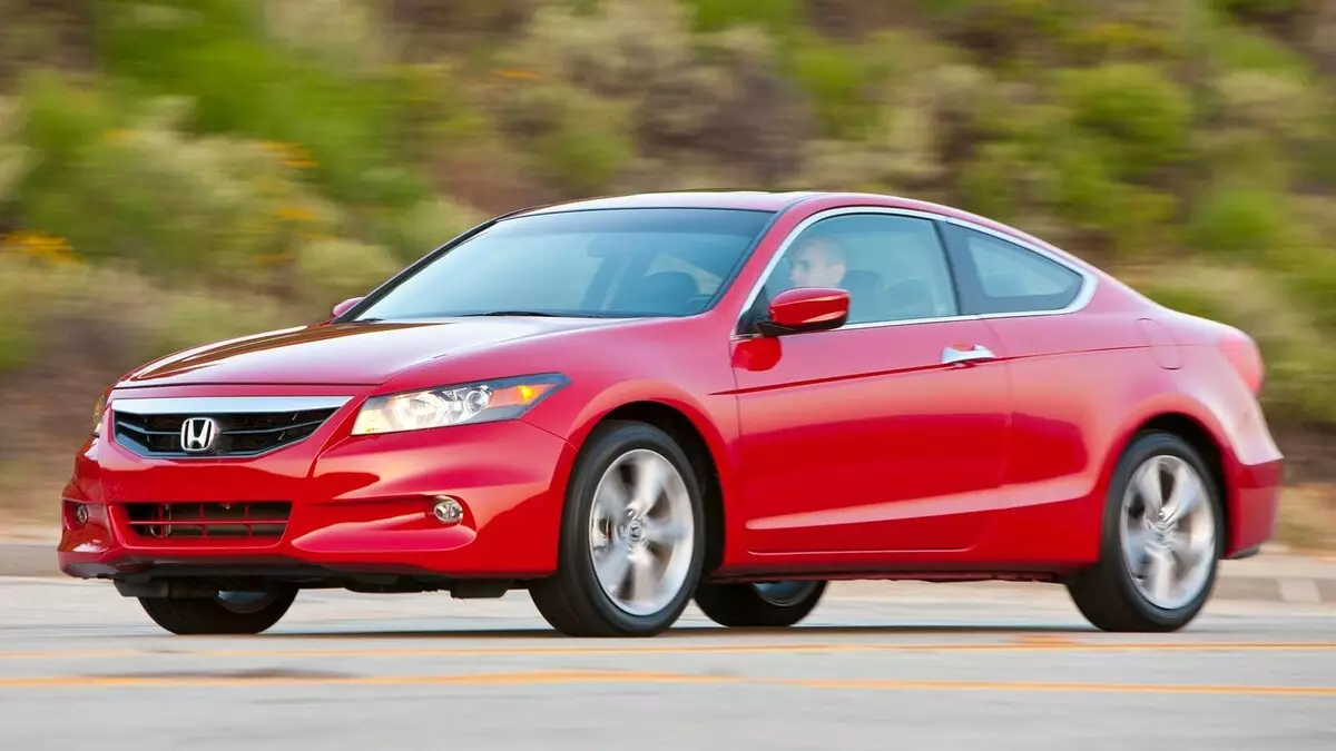 Tìm kiếm sự mất mát thể thao: Có đáng để mua Honda Accord VIII cho 750 nghìn rúp 23363_2