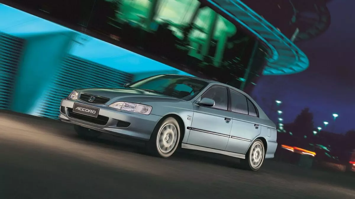 Yn y llun: Honda Access Hatchback '1999-2002