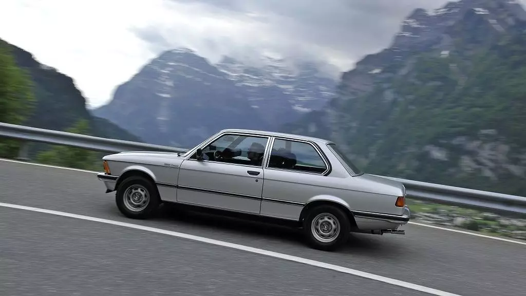 Fergelykje VAZ-2106 en BMW 3-searje E21 23403_38