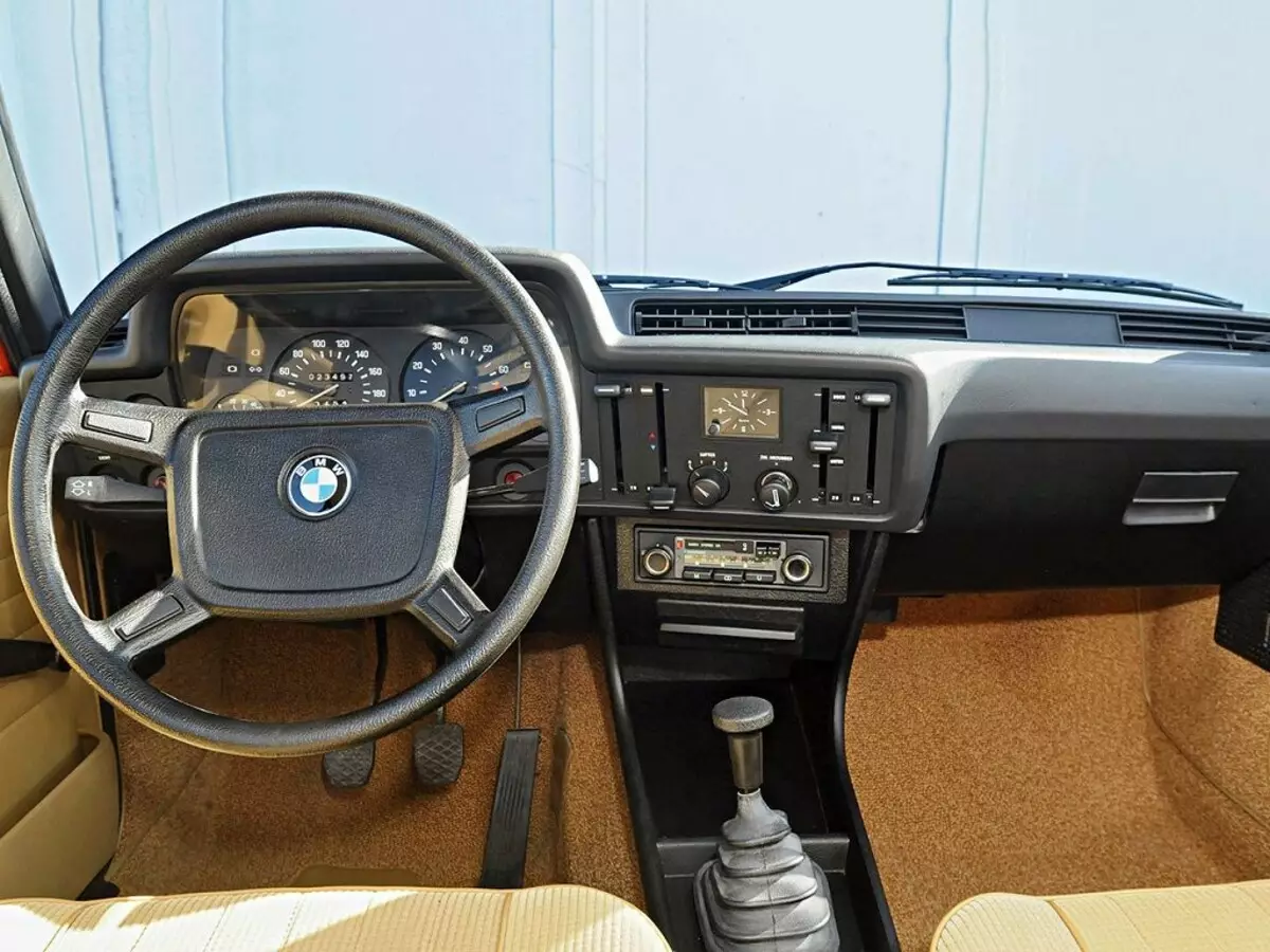 VAZ-2106 ve BMW 3 Serisi E21 karşılaştırın 23403_57