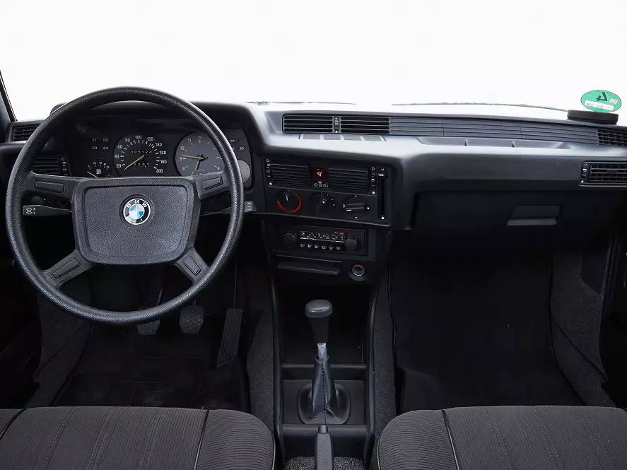 VAZ-2106 ve BMW 3 Serisi E21 karşılaştırın 23403_61