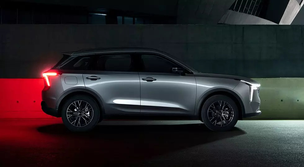 FAW Restune T55 Crossover: Storlek med Kia Sportage, med optik 