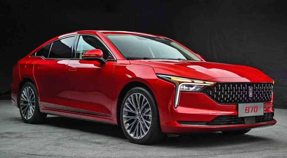 FAW stoppe de nije generaasje B70 Sedan te ferbergjen: yn 'e styl fan Cadillac, grutte mei Mazda 6 23440_4