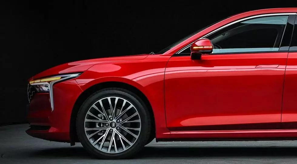 FAW yeni nəsil B70 sedanını gizlətməyi dayandırdı: Cadillac üslubunda, Mazda 6 ilə ölçüsü 23440_9