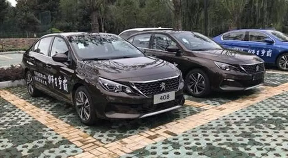 写真の中、中国のためのバージョンを更新した2世代のPeugeot 408を更新しました