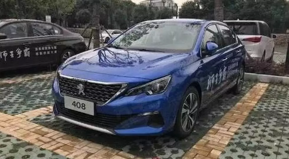 Sedan ya Kuimba Peugeot 408 tena ilianza kwenye picha 23451_2