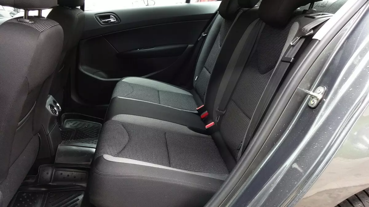 Wat 'n Frans is goed: toetsrit opgedateer Peugeot 408 23453_10