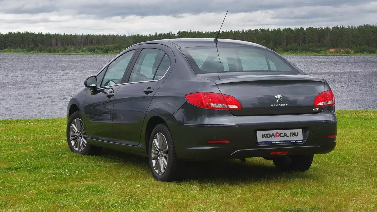 Kaj je francoščina dobra: testna vožnja posodablja PEUGEOT 408 23453_28