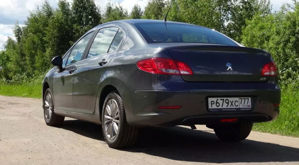 Uppdaterad Peugeot 408 för Ryssland: 