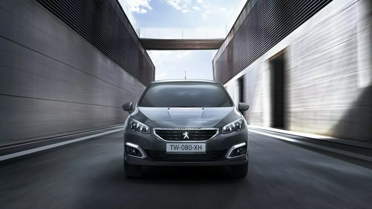 Ažurirano Peugeot 408 ulazi u rusko tržište 23456_2