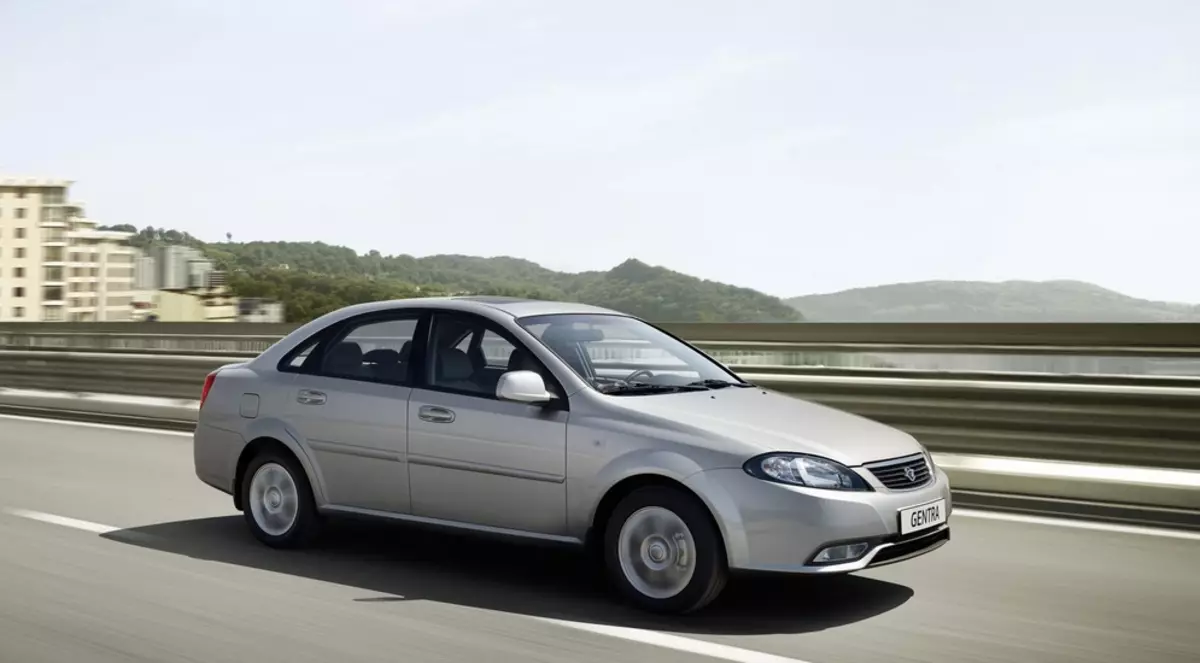 Conforto barato: Escolha um sedan com transmissão automática para 600 mil rublos 23476_9
