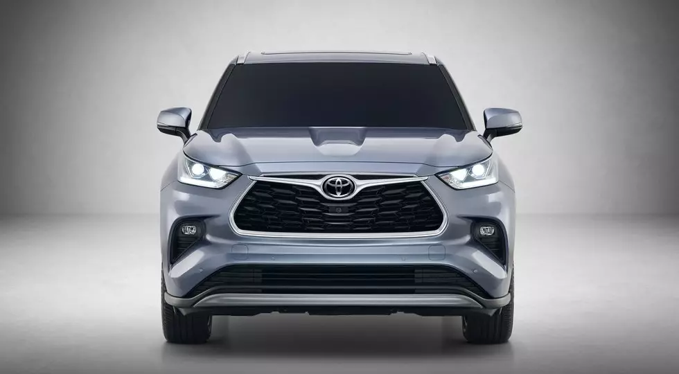 Toyota Highlander s'est déplacé vers une nouvelle plate-forme, cultivée et a perdu le moteur de base 23483_3