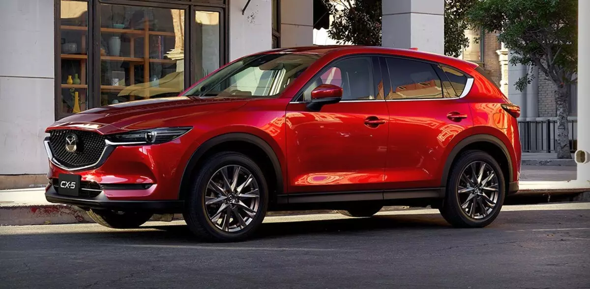 Bywurke Mazda CX-5: Turbo-motor en natuerlike beam 23521_1