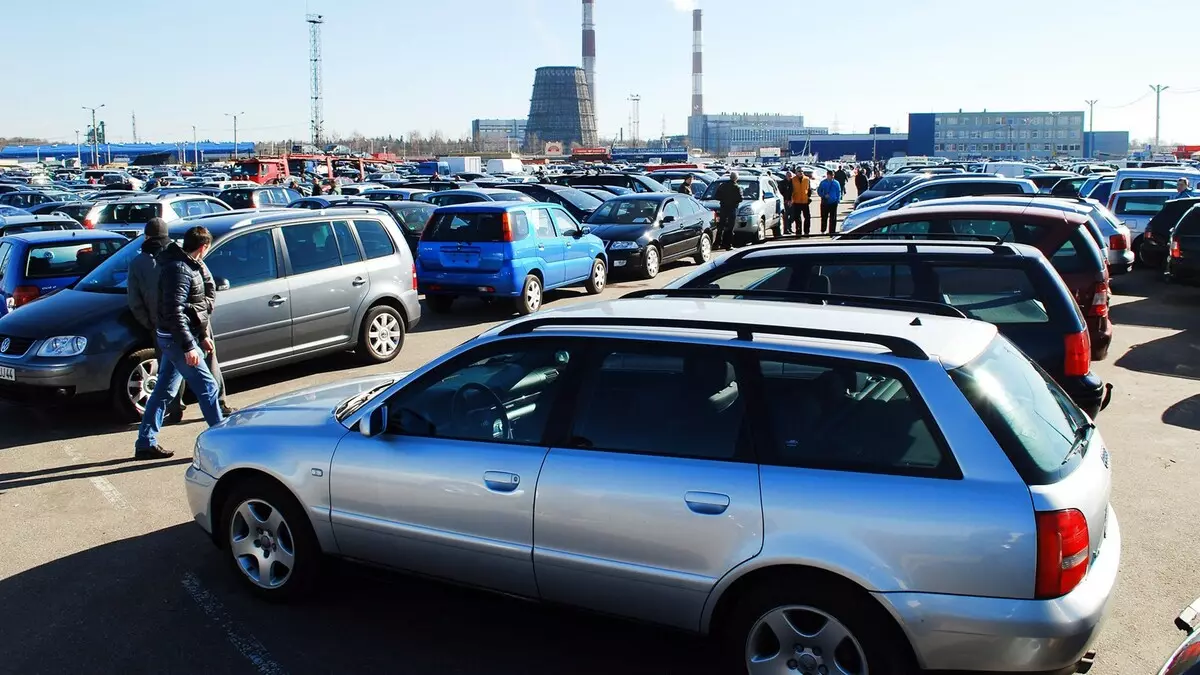 Kasutatud autode turul Kaunase linnas