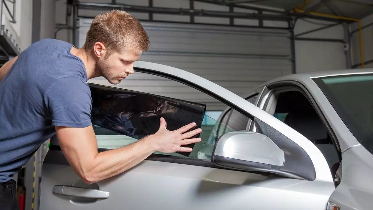 Aplicando la lámina de tintado en una ventana de automóvil.