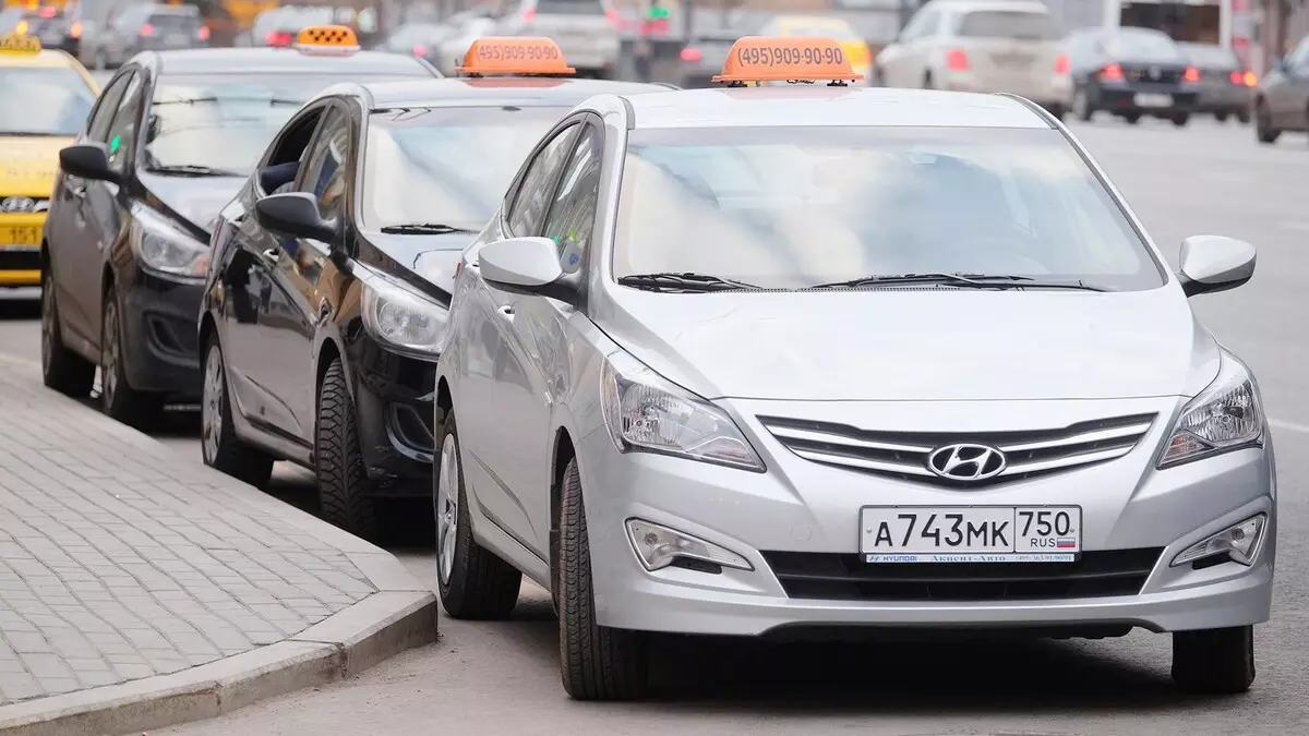 Táxis aguarda os passageiros. Carros de táxi na rua de Moscou