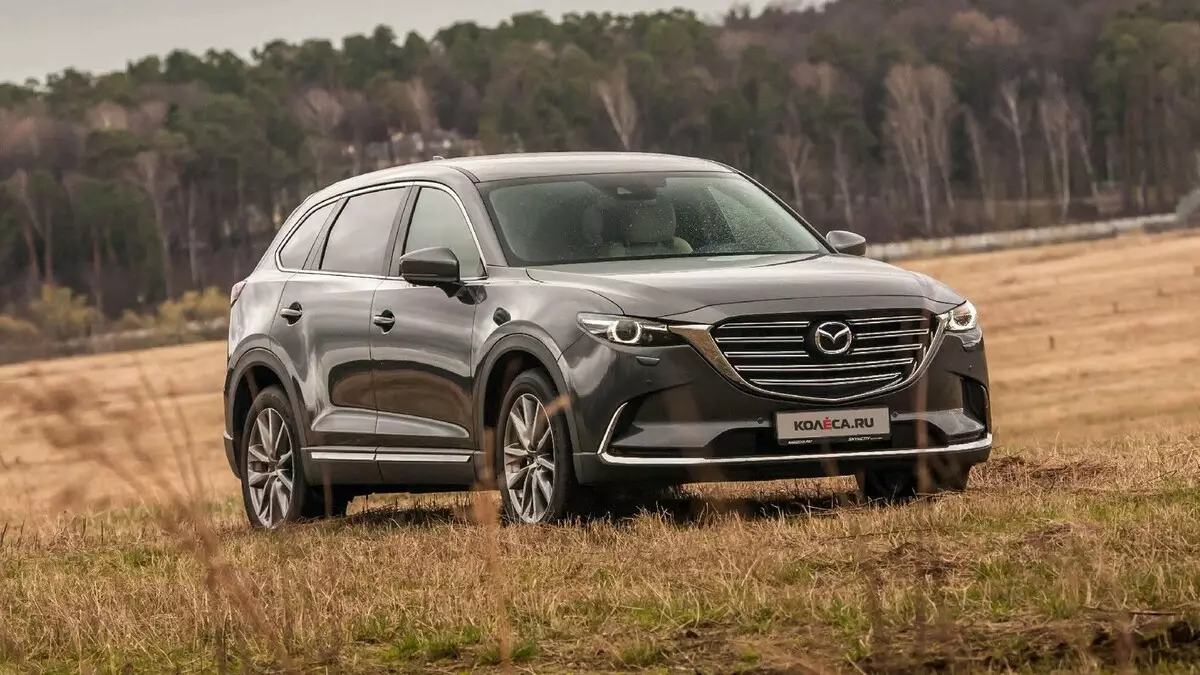 Radharc liath Mazda CX-9 ar thrí cheathrú