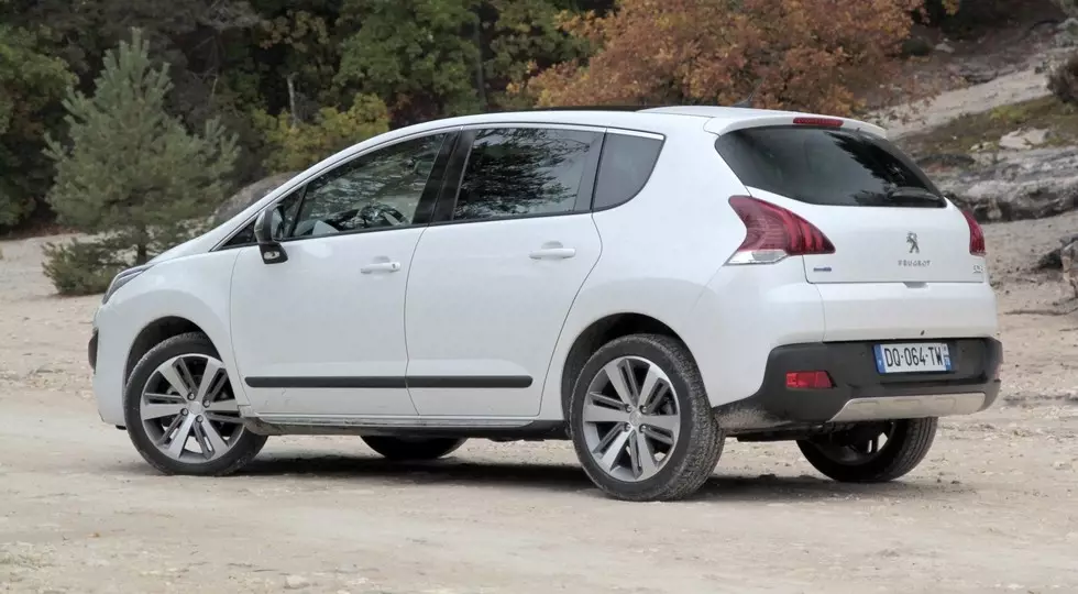 In the photo: PEUGEOT 3008 of the first generation