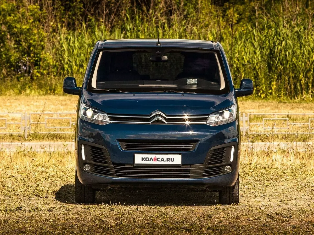 Citroen Spaceter edessä