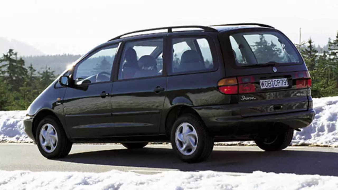 Hokker auto is beskikber foar 250 tûzen rubles: D-klasse, Minivan en SUV 23917_15