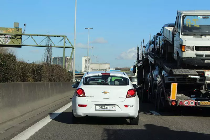 Fai unha foto do coche e cae na policía 24002_6