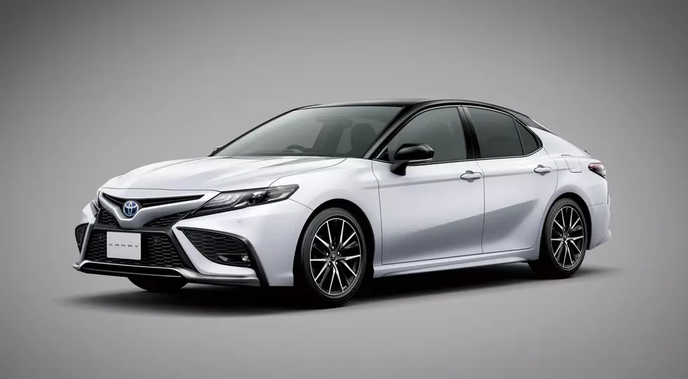 Актуализираният седан на Camry започва в Япония, а не само под марката Toyota 24016_4