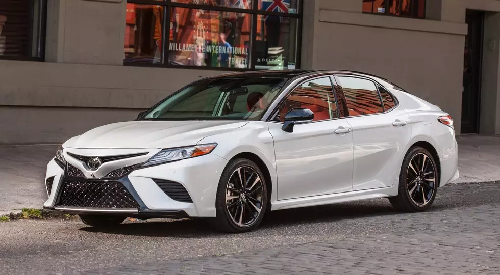 Na-update ng Toyota Camry: Safer, na may 