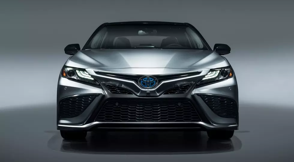 Na-update ng Toyota Camry: Safer, na may 