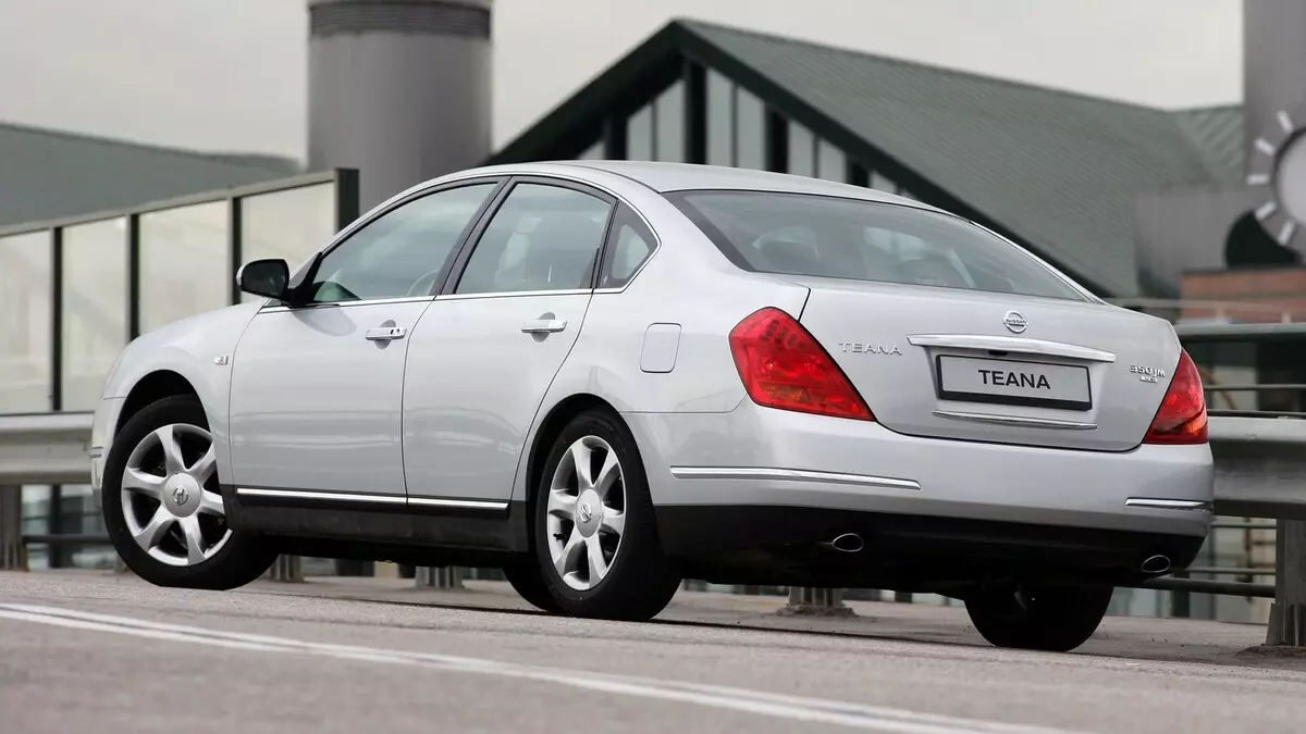 Auf dem Foto: Nissan Teana (J31) '2006-08