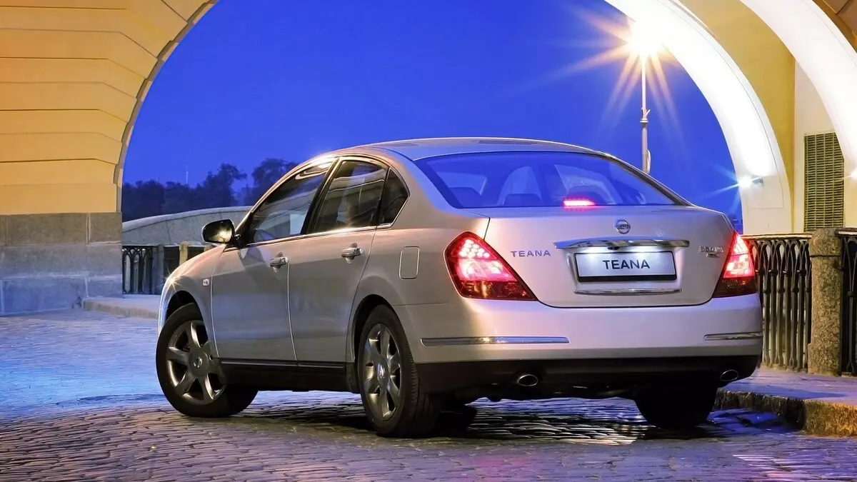 Auf dem Foto: Nissan Teana (J31) '2006-08