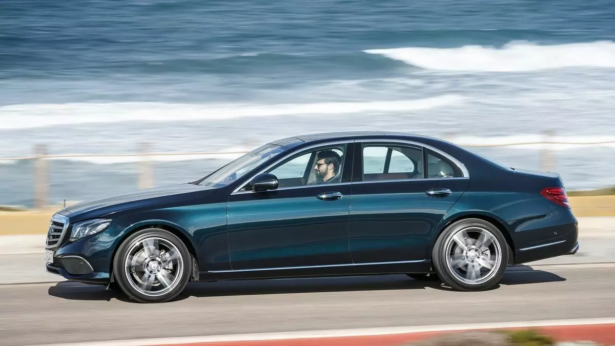 BMW 520d en bedriuw: Kies in prestisjeuze diesel sedan foar 3 miljoen rubles 24067_34