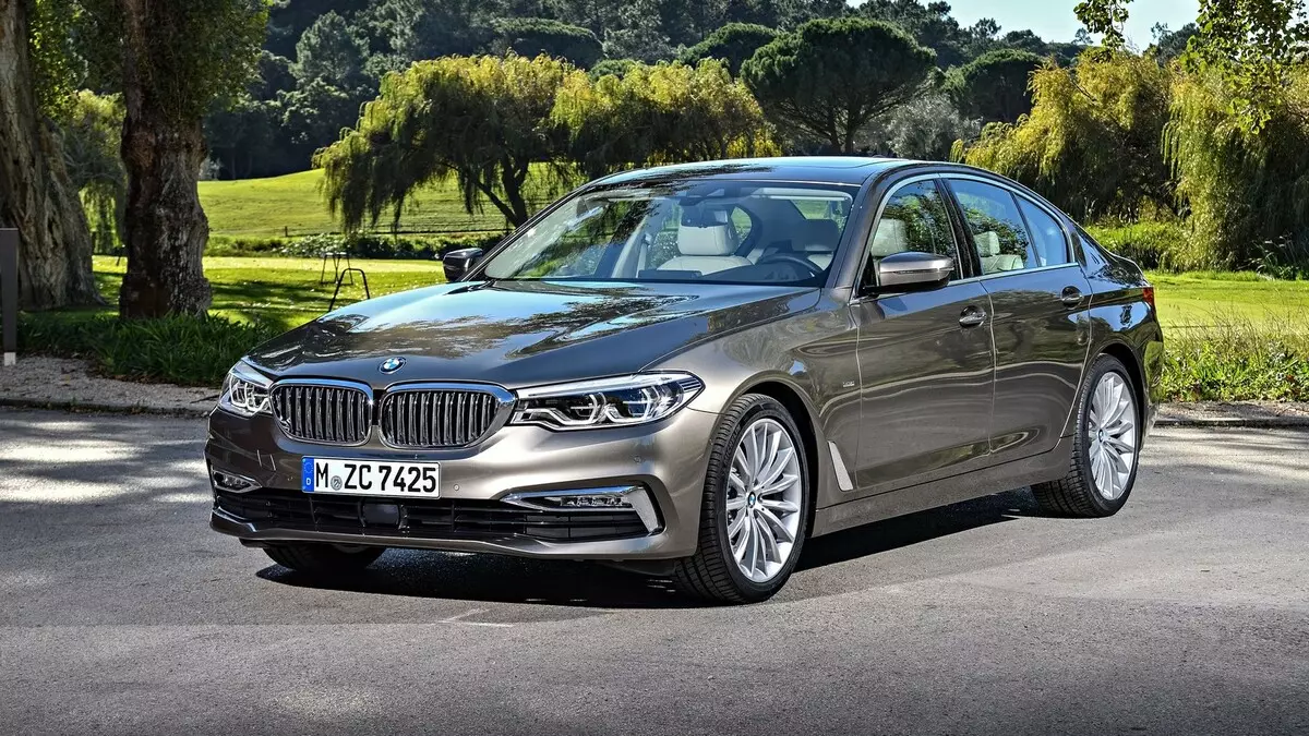 BMW 520d en bedriuw: Kies in prestisjeuze diesel sedan foar 3 miljoen rubles 24067_39