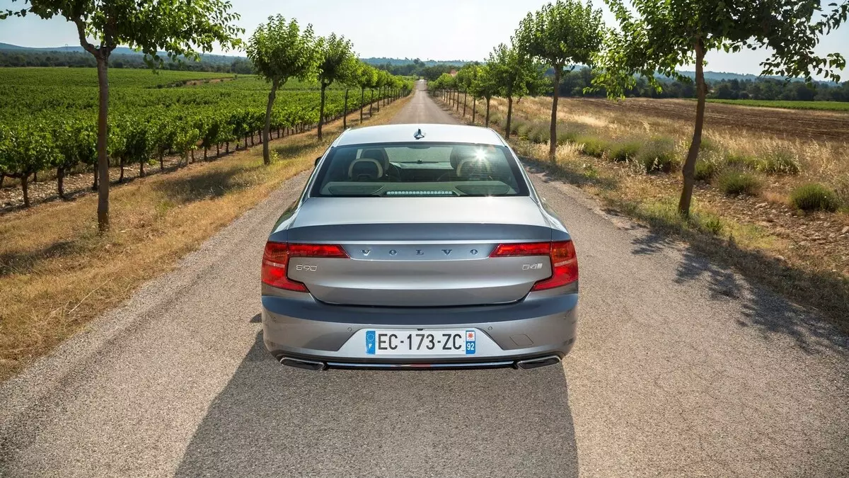 BMW 520d en bedriuw: Kies in prestisjeuze diesel sedan foar 3 miljoen rubles 24067_4