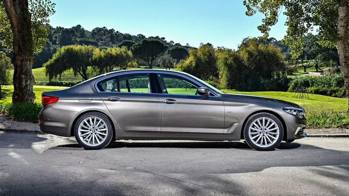 BMW 520d en bedriuw: Kies in prestisjeuze diesel sedan foar 3 miljoen rubles 24067_40