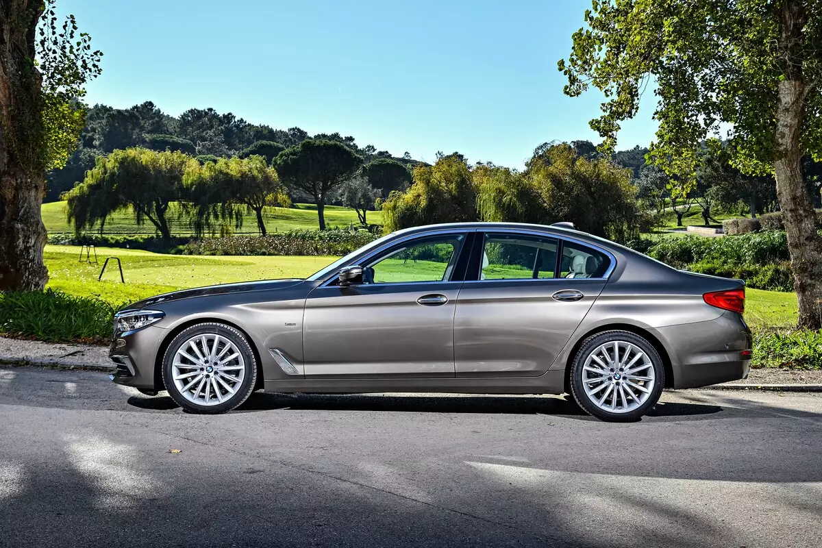 BMW 520D र कम्पनी: million मिलियन रूबलका लागि प्रतिष्ठित डिजेललाई एक प्रतिष्ठित डिजेल छनौट गर्नुहोस् 24067_42