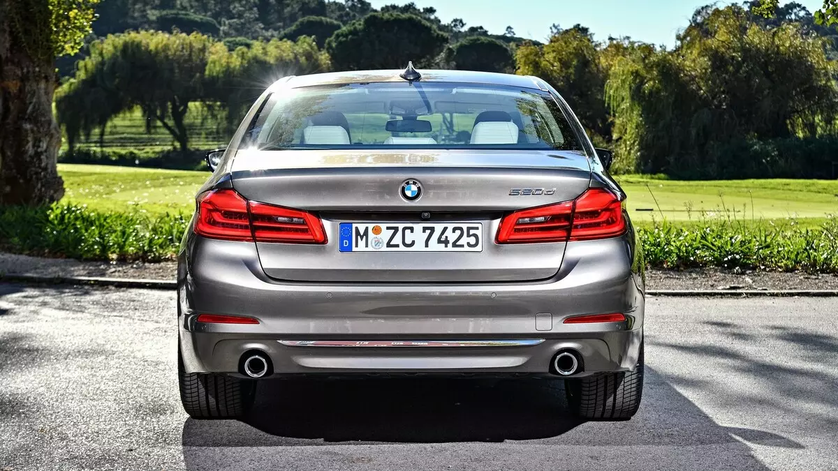 BMW 520d en bedriuw: Kies in prestisjeuze diesel sedan foar 3 miljoen rubles 24067_43
