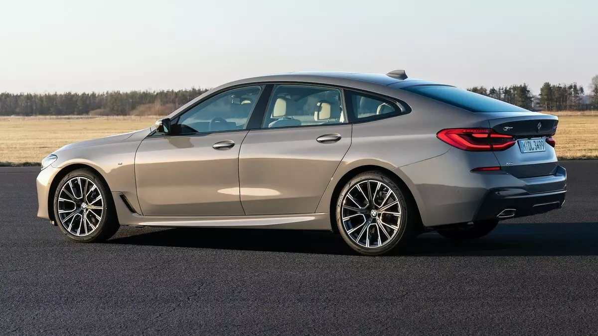 Ενημερώθηκε BMW 6 σειρά GT: Merchant Liftbek δεν άρχισε να συνδέεται με την πρίζα 24086_1