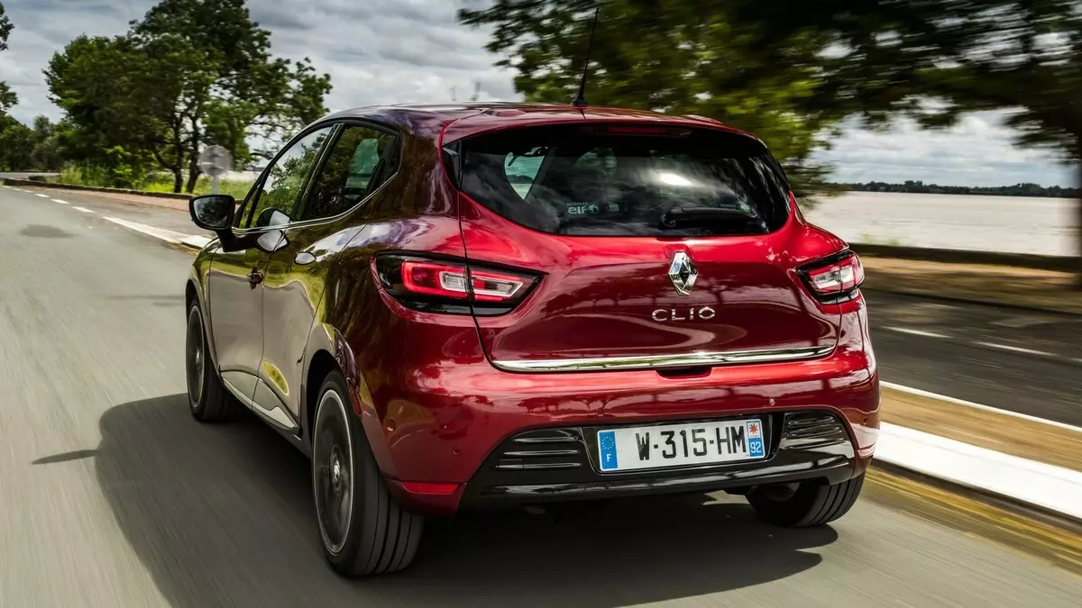 Los franceses están comprando activamente Dacia SanDero Hatchbacks. 24233_6