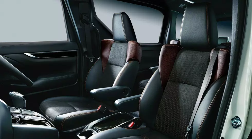 Toyota ha introdotto versioni speciali di minivan di Alphard e Vellfire 24507_2