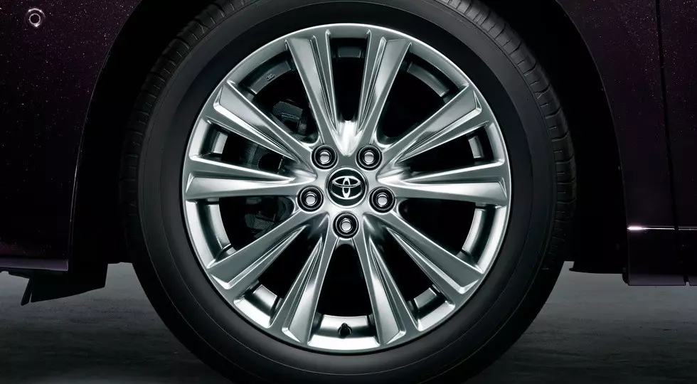 Toyota va introduir versions especials de minivans d'Alphard i Vellfire 24507_7