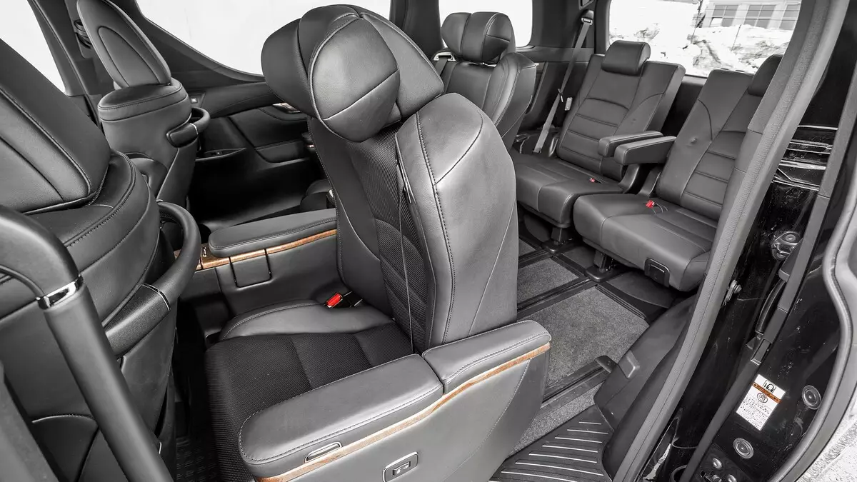 حجم جيد: اختبار القيادة Toyota Alphard Lounge 24509_4