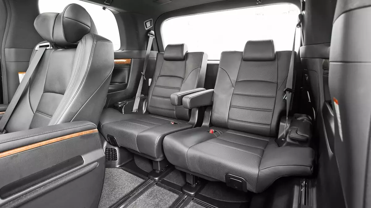 حجم جيد: اختبار القيادة Toyota Alphard Lounge 24509_5