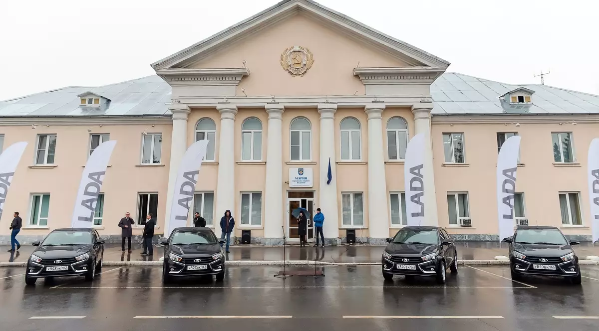 TGLIatti Ofisa na amata faaliliu i luga o le lada vesta 24541_1