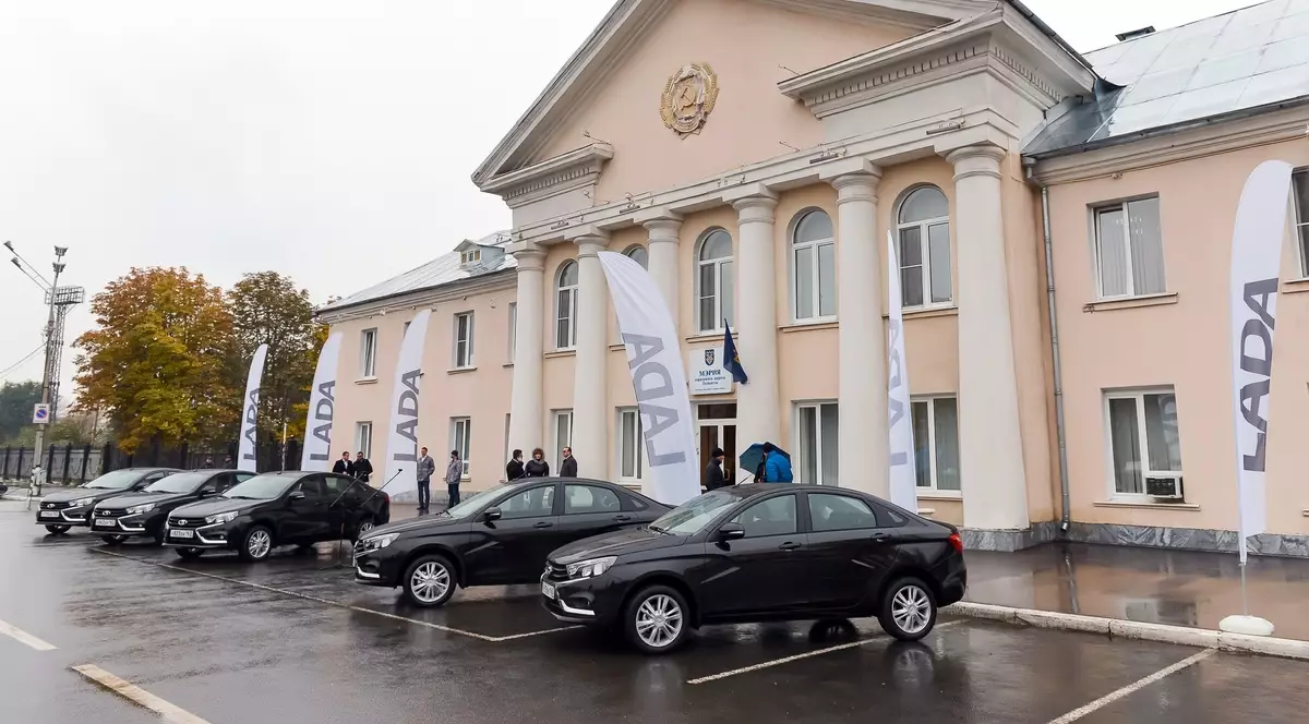 TGLIatti Ofisa na amata faaliliu i luga o le lada vesta 24541_2