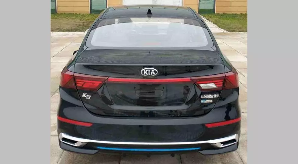 Hybride Kia K3. Dizze sedan op 'e bumper hat blauwe ynserts