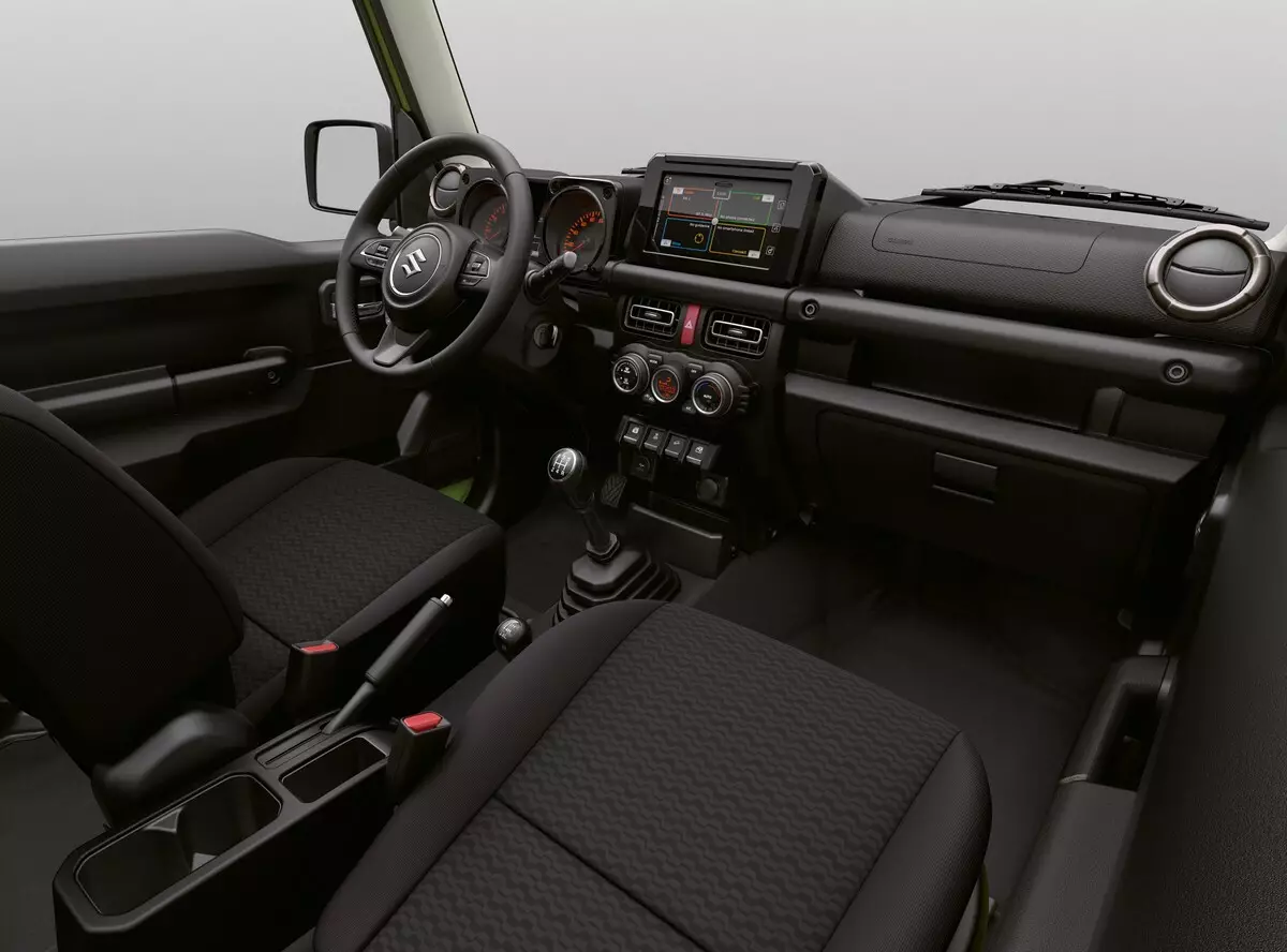 Suzuki Jimny: 1,4 millió rubel az új design és a benzin AI-95 24715_1
